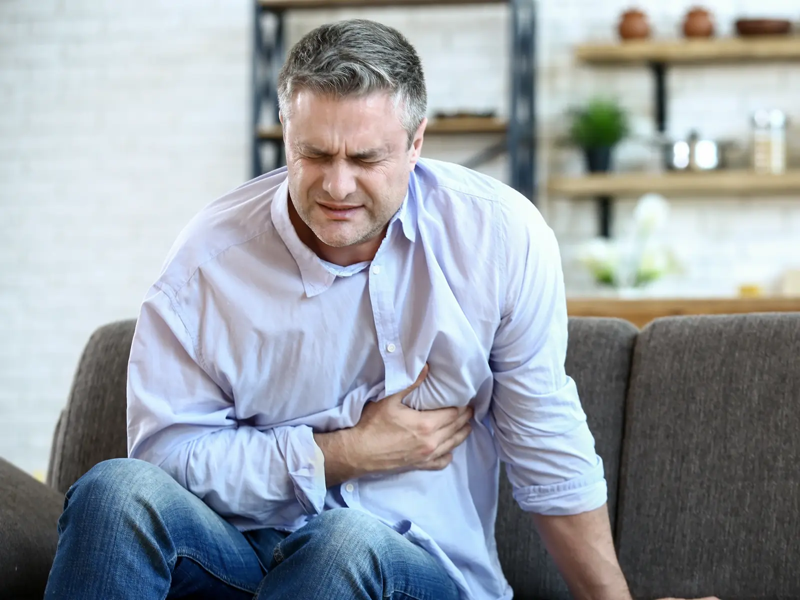 Heart attack vs cardiac arrest: Recognizing the warning signs